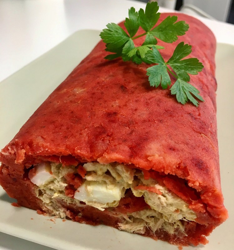 Enrollado de atún típico ecuatoriano con remolacha